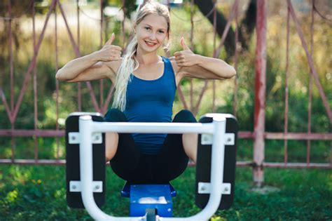 블루 셔츠에 맞는 여자와 공원 체육관에서 레 깅 스 카메라 보고 웃 고 엄지를 보여줍니다 가냘픈에 대한 스톡 사진 및 기타 이미지 가냘픈 건강한 생활방식 결심