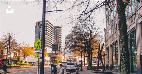 거리 옆 보도에 서있는 두 사람 사진 Unsplash의 무료 이미지