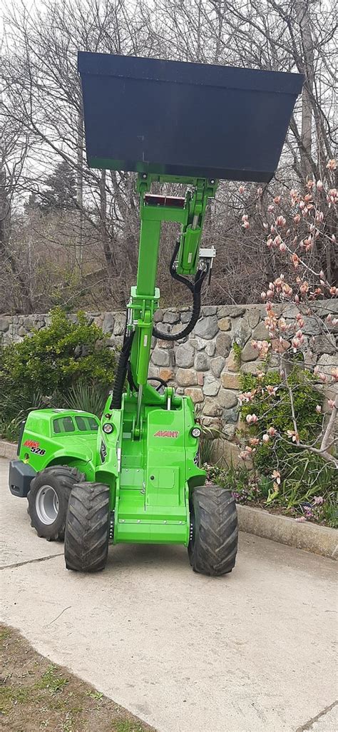 Мини челен товарач Avant 528 доставен за озеленяване и поливни системи на ИЗИДАР София