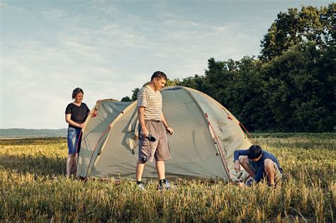 가족은 일몰 아름다운 여름 풍경에 텐트 캠프를 설정합니다 관광 하이킹 및 자연 여행 3 명에 대한 스톡 사진 및 기타 이미지 3 명 가족 관광 Istock