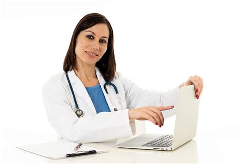 행복 한 여자 의사 서류 작업 환자 기록 작성 및 연구와 보건 의료 및 기술 개념에 흰색 배경에 고립 된 온라인 상담에 대 한 랩톱 컴퓨터를 사용 하 여 건강관리와 의술에