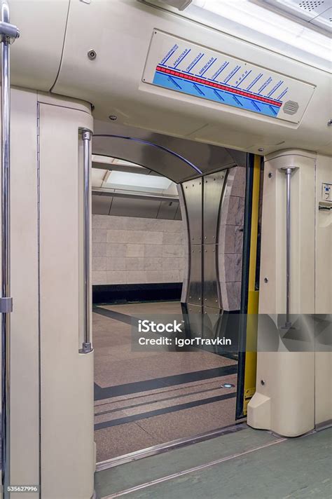 의 뷰 지하철 역 열린 도어를 기차 왜건 기차에 대한 스톡 사진 및 기타 이미지 기차 내부 실내 Istock