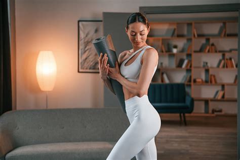 세션을 위한 준비입니다 서서 요가 매트를 들고 있습니다 흰색 운동복에 날씬한 체형을 가진 젊은 여자 20 24세에 대한 스톡 사진 및 기타 이미지 Istock