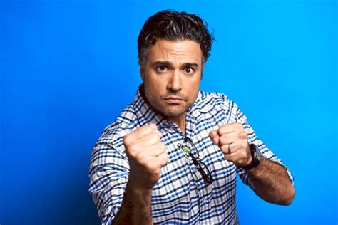 Jaime Camil Reacts To Totally Normal Everyday Situations