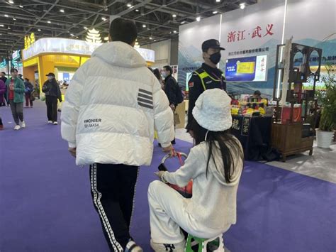 好吃又有爱，周末的农博会迎来不少“00后”，有人从宁波跑来陪女友“逛吃”