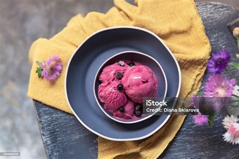블루 세라믹 플레이트에 베리 아이스크림 이나 블랙 커런트 셔벗 노란색 직물과 꽃 빈티지 나무 의자 바로 위에 대한 스톡 사진 및 기타 이미지 Istock