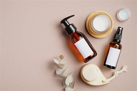 화장품 Spa 브랜딩 모형 다크 앰버 글래스 펌프 병 디스펜서와 스프레이 얼굴 청소 브러시 천연 유기농 바디 크림 및 유칼립투스