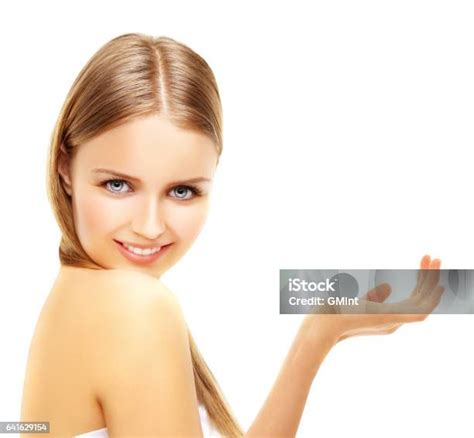 열린 손 손바닥에 빈 복사 공간을 보여주는 소녀 뭔가 를 제시 가리키기에 대한 스톡 사진 및 기타 이미지 가리키기 갈색 머리 감정 Istock