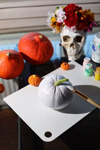 직접 해보십시오 여성의 손은 흰색으로 작은 호박을 그림 할로윈과 죽은 자의 날에 장식을 만들기 0명에 대한 스톡 사진 및 기타 이미지 Istock