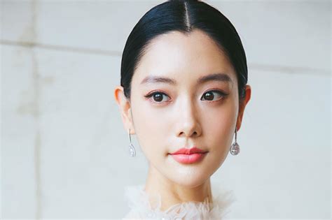 亚洲第一美女克拉拉与李冰冰合影，穿薄纱长裙，身材逆天了