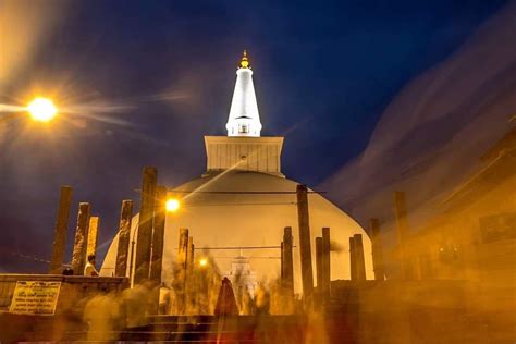 දහම් සක්මන ලොව උතුම් දානය ධර්ම දානයයි ධර්මයෙ හැසිරෙන්නා ධර්මය විසින් රකි