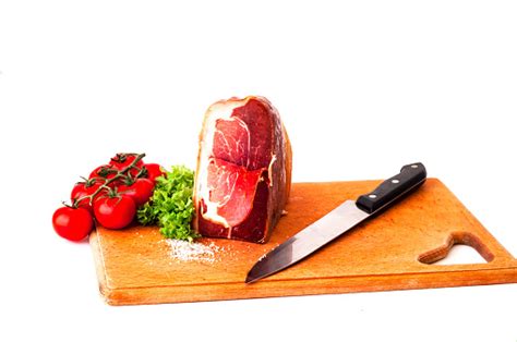 나무 판에 정통 이탈리아 프로슈토 드라이 경화 공기 건조 햄과 유기농 토마토 클로즈업 건강한 식생활에 대한 스톡 사진 및 기타 이미지 건강한 식생활 건조 식품 고기