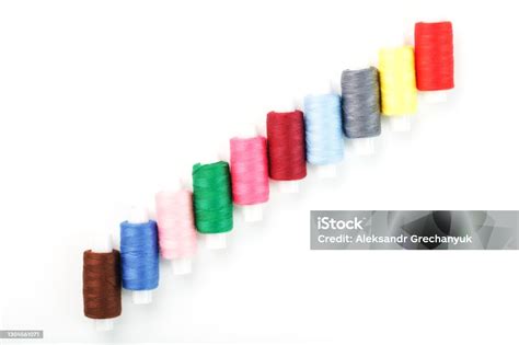 흰색 배경에 고립 된 행에 여러 가지 빛깔의 다채로운 면 공예 바느질 스레드 0명에 대한 스톡 사진 및 기타 이미지 0명