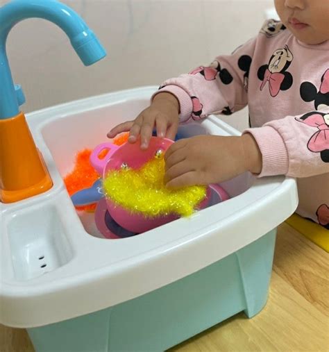 호반아이사랑♡ 만0세발달과정발달특성발달수준 2세아기놀이 2세아기발달 방울소리놀이연계활동 쓰기소리나는쓰기도구로끼적여요 역할방울달인수세미로설거지를해요 청각활용놀이 방울색연필