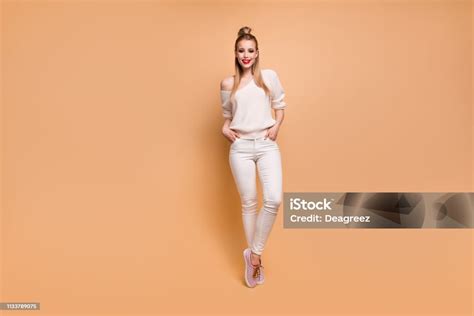 전체 길이 몸 크기 보기 그녀의 그녀의 좋은 매력적인 사랑 스러운 똑 바른 머리 쾌활 한 여자 흰색 스웨터를 들고 손에 포켓