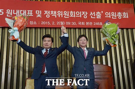 Tf포토 손들어 화답하는 유승민 원유철 포토 기사 더팩트