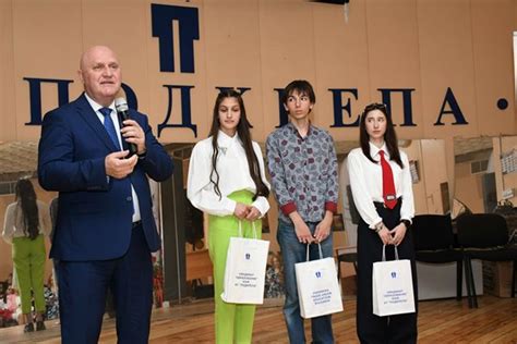 Министър Цоков награди ученици с най добри есета в конкурса на учителя с любов