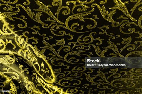 실크 천 로얄 모노 그램 노란색은 어두운 이것은 부정적인 공간 패턴된 그림을 만드는 로얄 골드 인감과 검은 실크 벨벳 이다 가벼운 무게 디자인에 대 한 좋은입니다 0명에