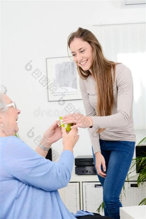 开朗的年轻女人在家照顾一位坐轮椅的老妇人图片 包图网企业站