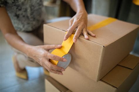 전자 상거래 매장에서 접착제 테이프로 골판지 상자를 닫는 여성 35 39세에 대한 스톡 사진 및 기타 이미지 35 39세 기업가 긱 경제 Istock