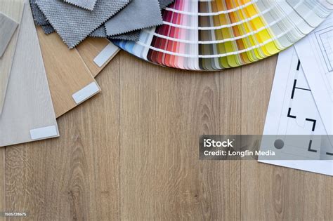 집 평면도 청사진 색상 견본이 포함된 색상 팔레트 가이드 카탈로그 나무 바닥 및 가구 재료 샘플 복사 공간이 있는 컴포지션 집 개조에 대한 스톡 사진 및 기타 이미지