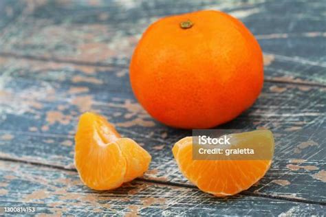 소박한 나무 표면에 껍질을 벗긴 만다린과 전체 만다린 조각 0명에 대한 스톡 사진 및 기타 이미지 0명 감귤 건강한 식생활 Istock