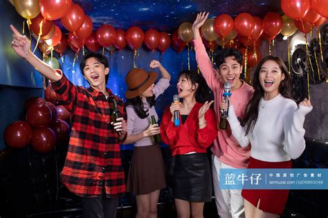 快乐的年轻人在ktv唱歌 蓝牛仔影像 中国原创广告影像素材
