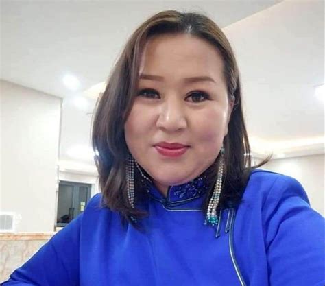 Хүүхдээ тэвэрсэн ээжүүд эмийн чанарт эргэлзэж байна