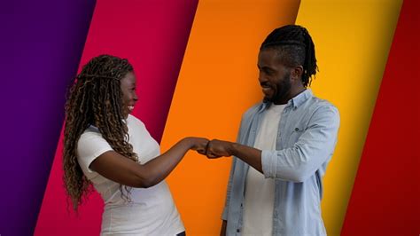 쾌활한 젊은 부부는 여러 가지 색깔의 배경 공생에 주먹을 부딪 기업 비즈니스에 대한 스톡 사진 및 기타 이미지 기업 비즈니스 다중 색상 아프리카 민족 Istock