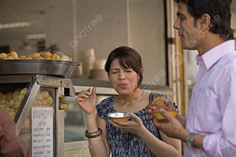 길거리 음식을 먹는 남자와 여자 사진 배경 및 무료 다운로드를위한 그림 Pngtree
