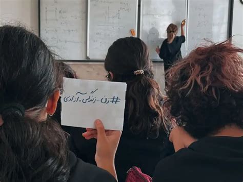 کلاس درسی بدون حجاب اجباری با شعار زن زندگی آزادی ایران اینترنشنال