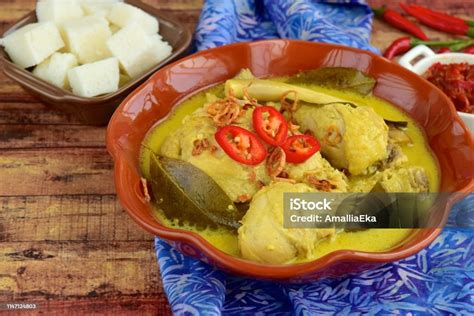 Opor Ayam 인도네시아 중부 자바에서 코코넛 밀크로 조리한 치킨 론 퉁과 삼 발과 함께 제공 됩니다 레 바란 또는 이드 알fitr 인기 요리 0명에 대한 스톡 사진 및