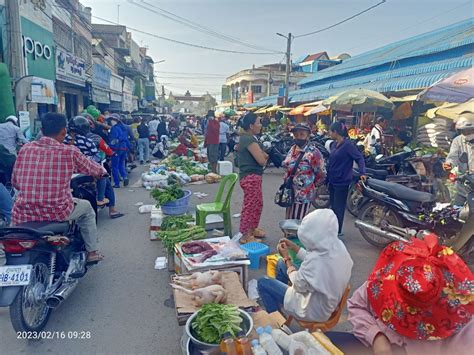 អាជ្ញាធរក្រុងច្បារមន ព្យាយាមដោះស្រាយវិវាទនៅផ្សារកំពង់ស្ពឺ