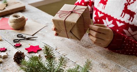 알아볼 수 없는 여자의 손이 크리스마스 선물을 감싸고 장식하고 있다 스튜디오 촬영 사진 Unsplash의 크리스마스 스웨터 이미지