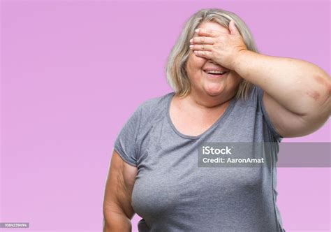 놀람에 대 한 눈을 덮고 얼굴에 손으로 웃 고 웃 고 고립 된 배경 위에 백인 여자 수석 더하기 크기 눈 먼 개념입니다 가리기에 대한 스톡 사진 및 기타 이미지 Istock