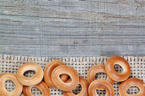 麻布质地的木头做的圣诞百吉饼。