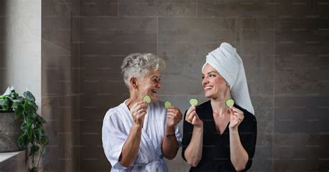 목욕 가운을 입은 행복한 노인 어머니와 집에서 실내에 있는 성인 딸 자기 관리 개념 사진 Unsplash의 아름다움 이미지