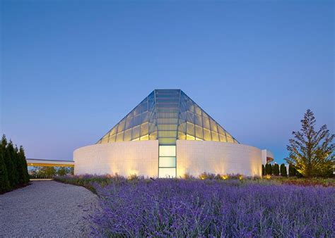 Charles Correa Completes Crystalline Islamic Centre