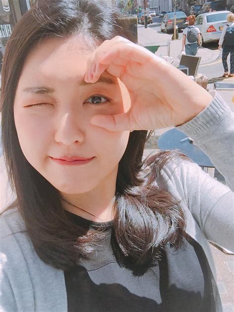 剛剛好療癒 今天是我新工作上班的第一天！想跟大家分享一下上班插曲 剛剛在做地鐵即將要下車時，被一個大叔不小心揍到眼睛 左眼隱型眼鏡就從眼睛裡跳出來了 趕著下車的我 在車門關上的前幾秒