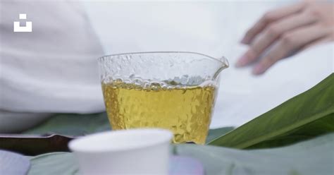 유리 컵에 차를 따르는 사람 사진 Unsplash의 무료 차 이미지