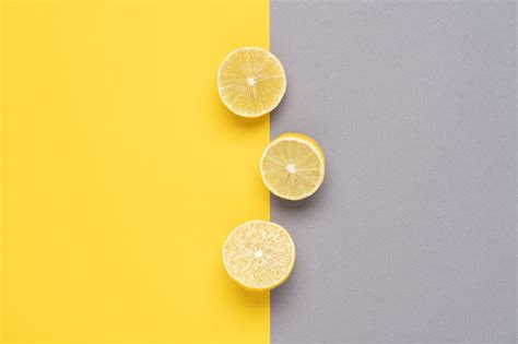 옐로우와 얼티밋 그레이를 조명하는 올해의 색상 투톤 배경에 노란색 레몬 감귤류 과일에 대한 스톡 사진 및 기타 이미지 감귤류 과일 단일 이미지 배경 주제 Istock