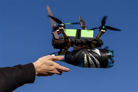 뉴테크 포로 드론 잡는다미군 레이저 빛 따라 날아가는 57㎜ 유도 포탄 개발 추진