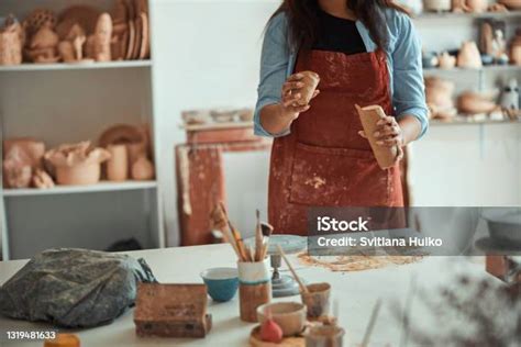 도자기 스튜디오에서 일하는 앞치마의 여성 세라미스트 18 19세에 대한 스톡 사진 및 기타 이미지 18 19세 30 34세 공예 Istock