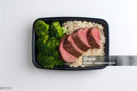 테이크아웃 또는 이동 식 음식은 이동 상자에 담겨 제공됩니다 유기농 건강 식품 스테이크 닭고기 파스타 감자 신선한 과일 및 찐 야채 클래식 아메리카 점심 또는 저녁 테이크