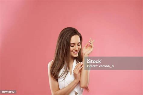 베이지 색 프랑스 매니큐어 손톱과 아름다운 모델 소녀 패션 메이크업과 손과 손톱과 화장품에 대한 관심 아름다움 젊은 여자 와 깨끗 한 신선한 피부 닫아 스킨 케어 얼굴 개인