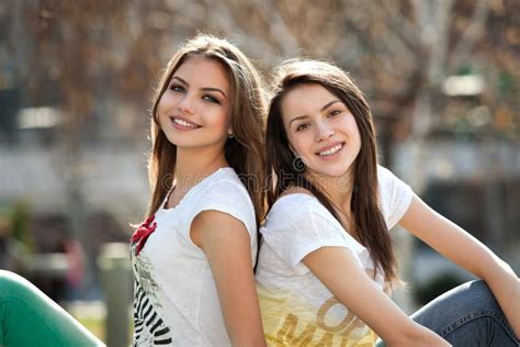 Zwei M Dchen Und Ein Junge Stockfoto Bild Von Nett Leute