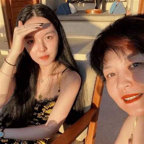 哈文带女儿美国过年模样苍老变化大法图麦戴五件珠宝眉眼像爸 李咏 母女 笑容