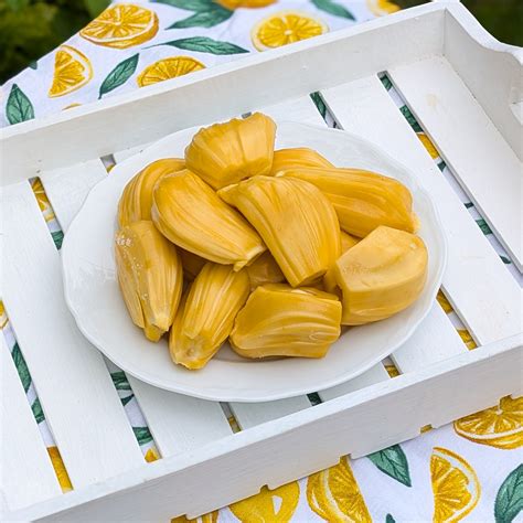 Simple වසර ගණනක් පුරාවට රසවත් පලතුරු පැළ සොයා ගෙනැවිත් ගෙවත්තේ සිටුවා ඒවා ඉතා ආදරයෙන් රැක බලා