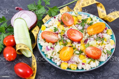 벌거 그로트와 야채를 곁들인 샐러드를 다이어트와 슬리밍을 위한 최고의 음식 건강한 생활방식에 대한 스톡 사진 및 기타 이미지 건강한 생활방식 건강한 식생활 고추류