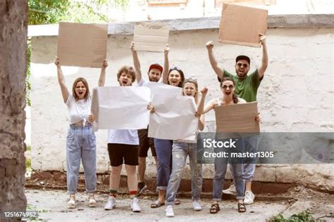 빈 표지판으로 항의하는 다양한 사람들 인권에 대한 항의 자유의 남용 사회 문제 Revolution에 대한 스톡 사진 및 기타